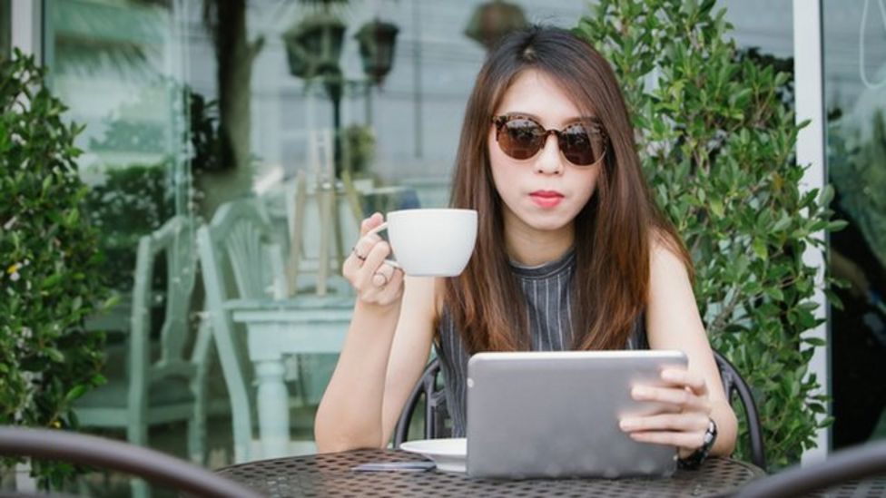 Oxford University to launch first online 'Mooc' course - BBC News