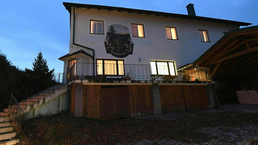 Six family members killed in Austrian house near St Poelten - BBC News