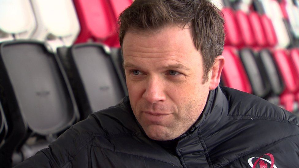 Rugby on trial: Ulster introduce behavioural classes - BBC News