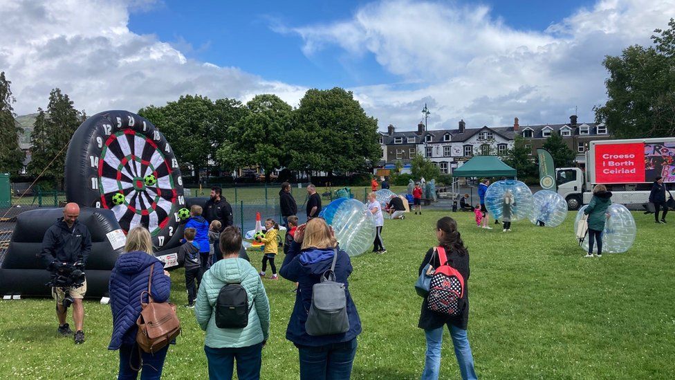 Cynnal seremoni gyhoeddi Eisteddfod Llŷn ac Eifionydd - BBC Cymru Fyw