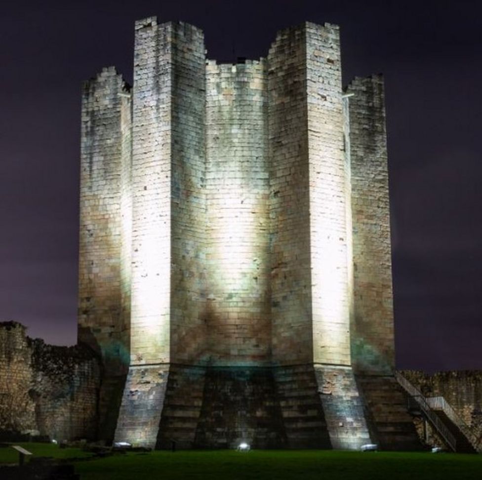 Conisbrough Castle illuminated for first time in 25 years - BBC News