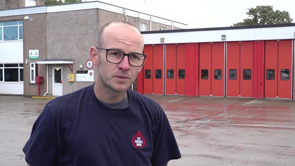 Cynlluniau ad-drefnu diffoddwyr tân yn 'beryglus' - BBC Cymru Fyw