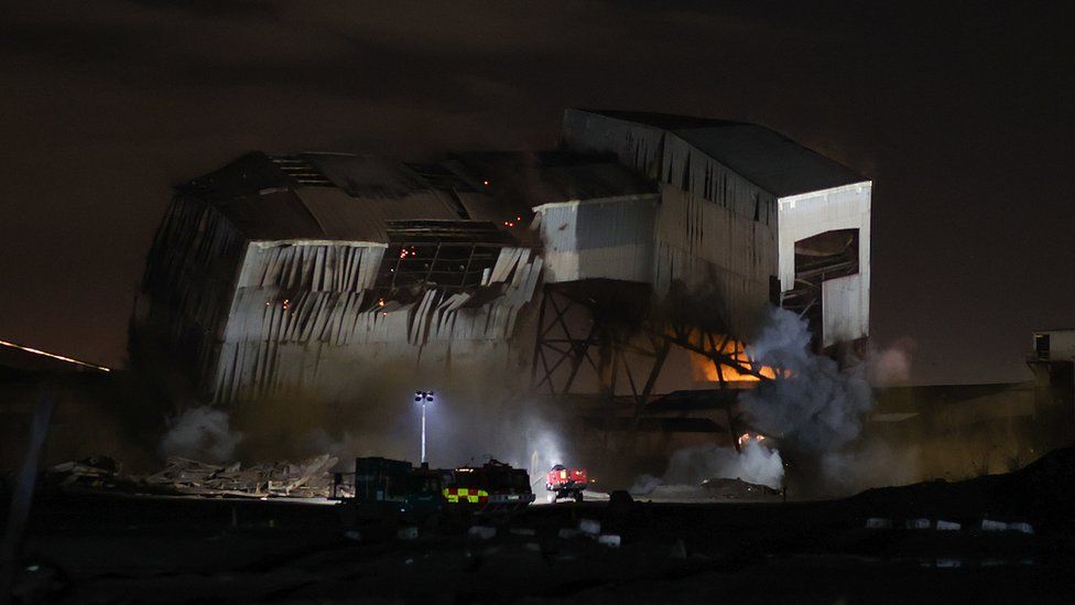 Former Redcar steel-making plant building demolished for scrap - BBC News