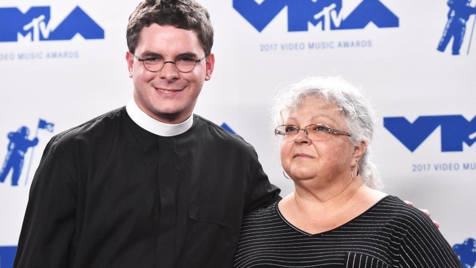 MTV VMAs: Kendrick Lamar dominates as awards show gets political - BBC News