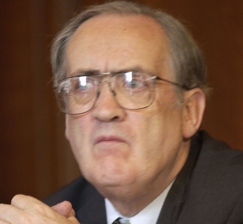 Ex-Liberal Democrat chief whip Lord Roper dies aged 80 - BBC News