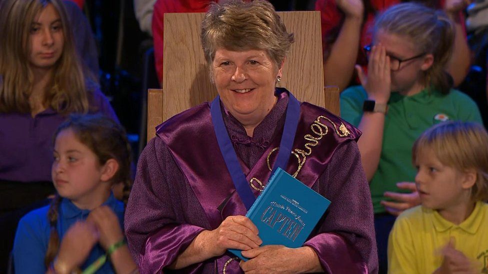 Meinir Pierce Jones yn ennill Gwobr Goffa Daniel Owen - BBC Cymru Fyw