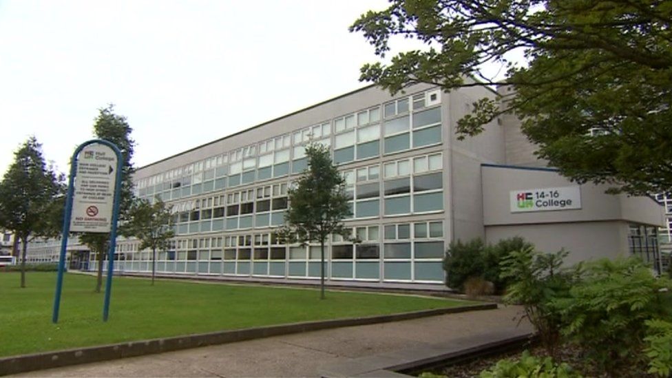 Hull College criticised over £10m budget deficit - BBC News