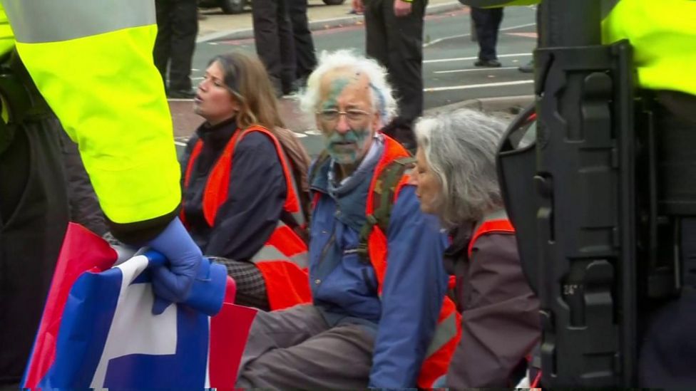 Insulate Britain protest causes Birmingham centre delays - BBC News