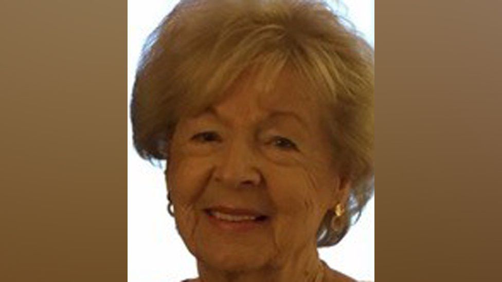 Liverpool: Family pay tribute to woman, 91, hit by car - BBC News