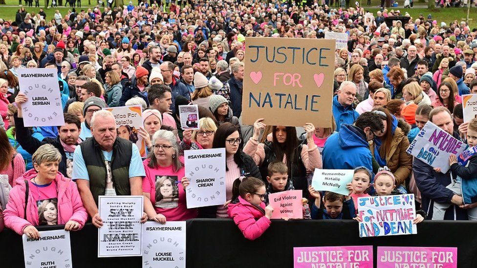 Natalie McNally: More than 1,000 gather at Lurgan rally - BBC News