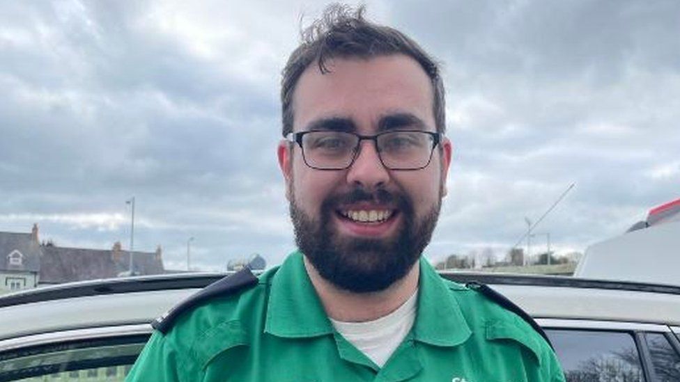 Galw am ymestyn cynllun sy'n lleddfu pwysau ar ambiwlansys - BBC Cymru Fyw