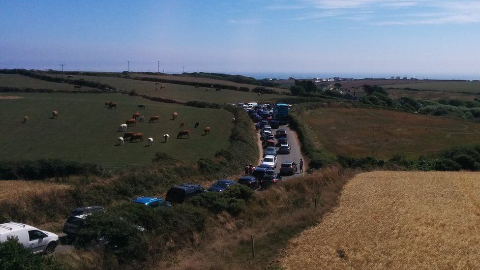Cornwall hit by 'tourist overcrowding' amid UK heatwave - BBC News