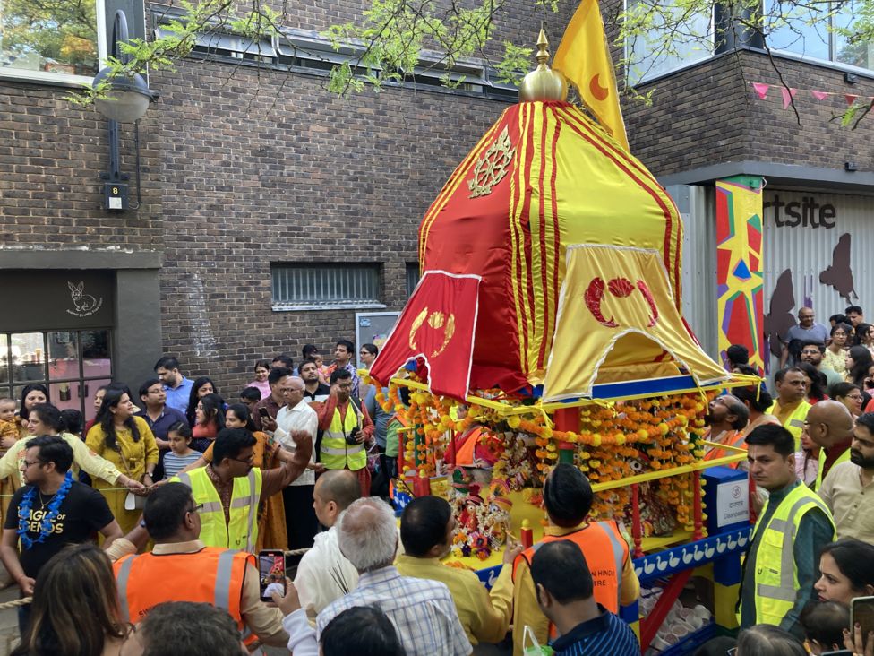 Swindon celebrates Rath Yatra Hindu festival for first time - BBC News