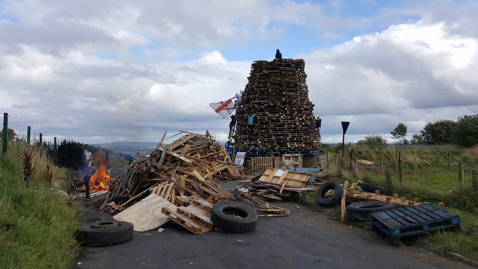 Londonderry bonfire: Flags burned and missiles thrown - BBC News
