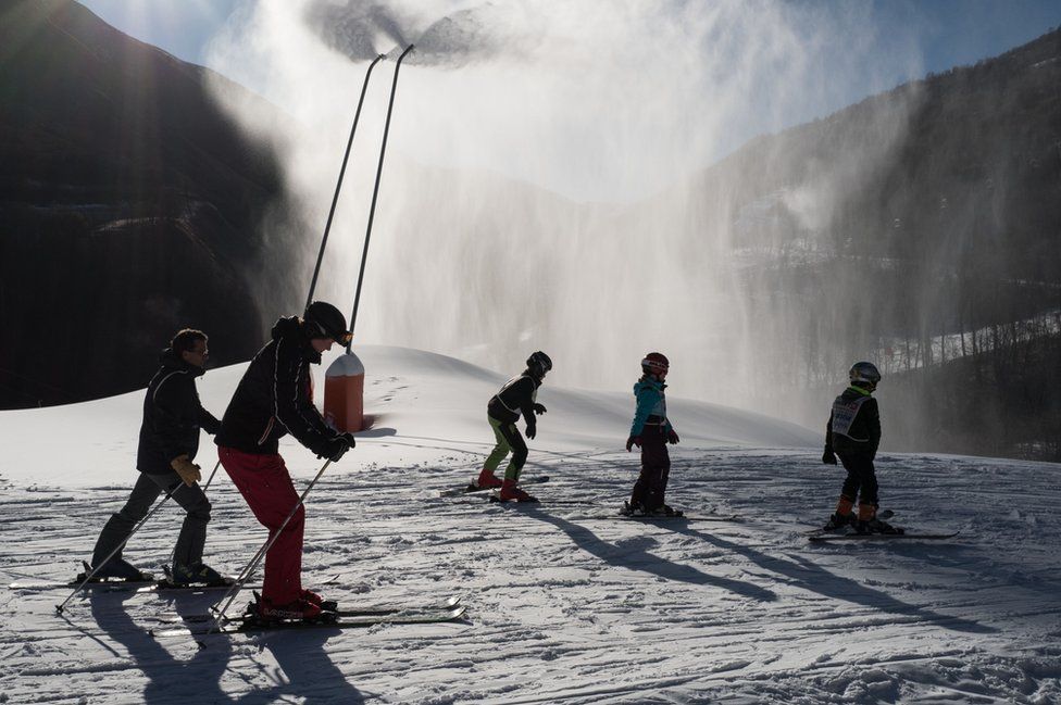 In pictures: Keeping the ski slopes open - BBC News
