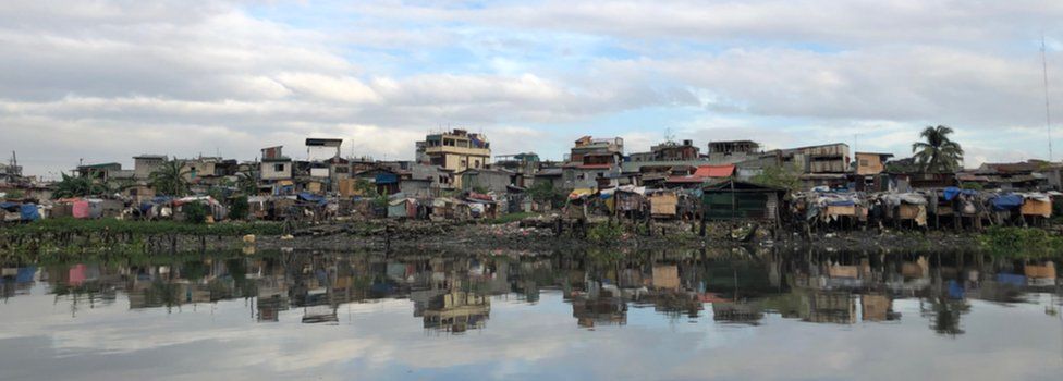 Lives lived and lost along Manila's Pasig river - BBC News