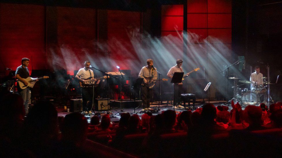 Oriel luniau: Noson y Wal Goch - BBC Cymru Fyw