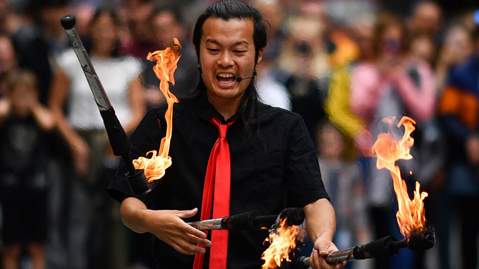 Edinburgh Fringe voted top UK travel experience - BBC News