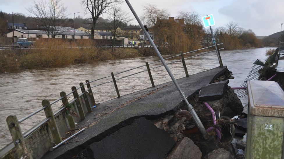 Hawick flood scheme secures funds - BBC News