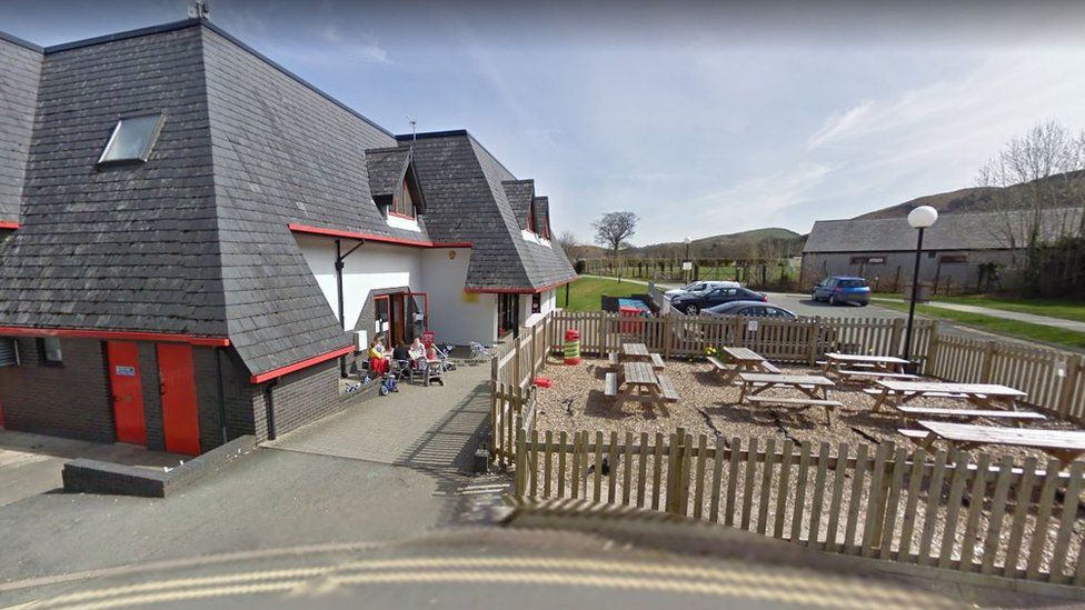 Man 'behaving suspiciously' in Machynlleth, police warn - BBC News