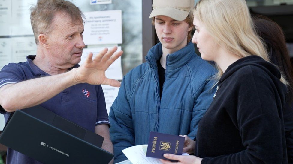 Hayling Island Sailing Club helps find homes for 10 Ukrainian families ...