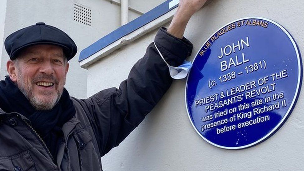 Blue plaque to honour Cambridge University 'Big Bang' scientist - BBC News