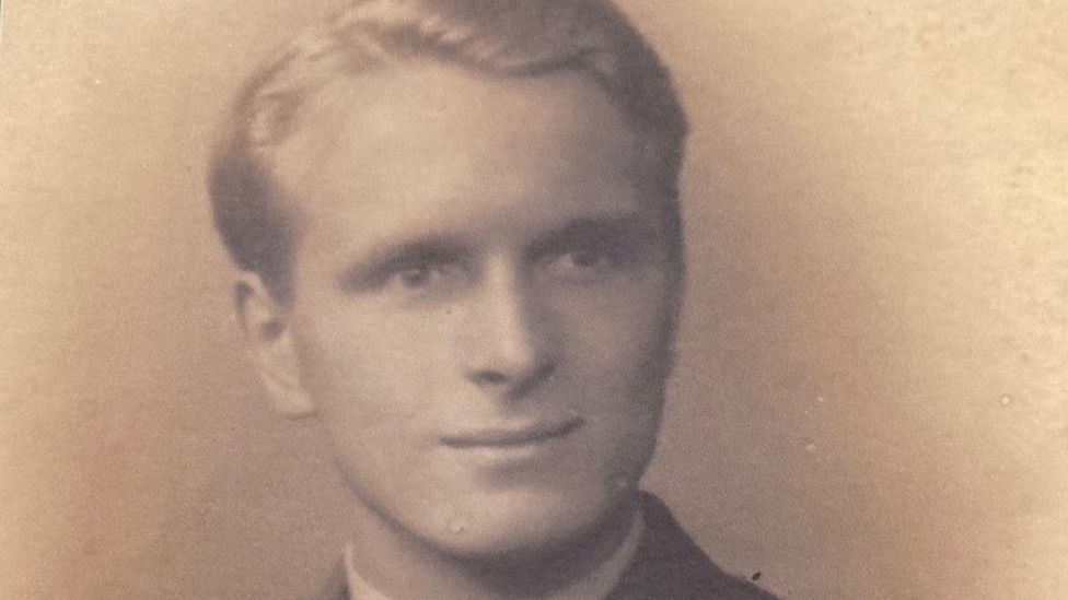Léon Gautier: Last French D-Day fighter dies aged 100 - BBC News