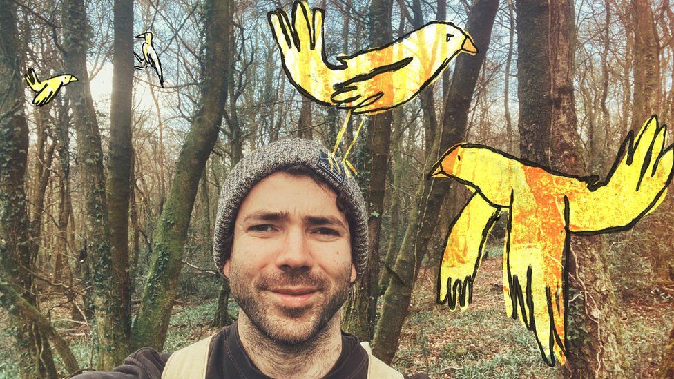 Dod i 'nabod y gŵr tu ôl i gyfrif Sketchy Welsh - BBC Cymru Fyw