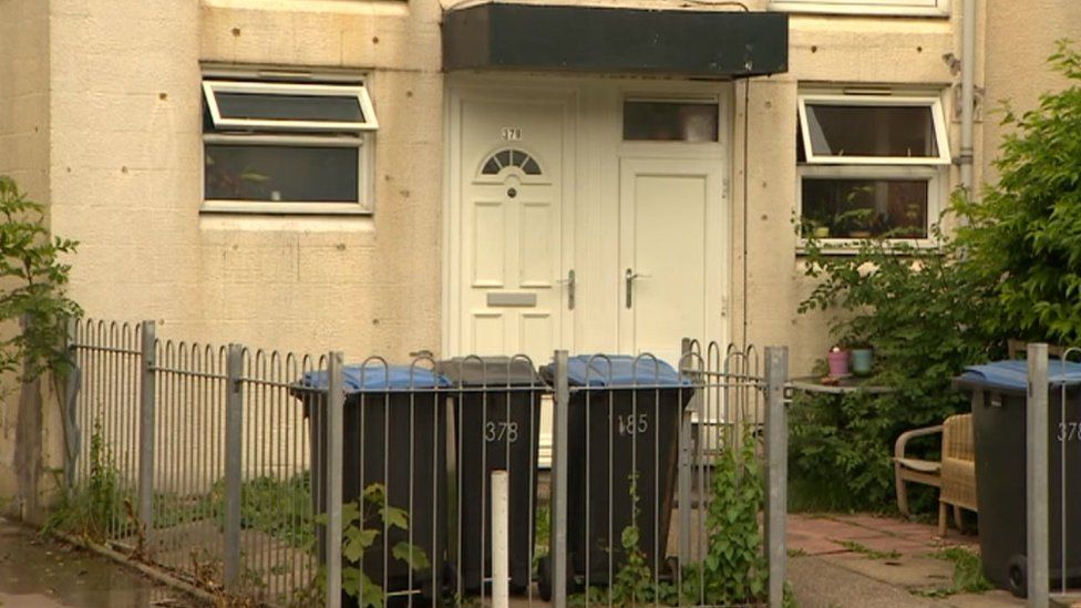 Harlow murder inquiry: Three arrested after man found in Volvo - BBC News