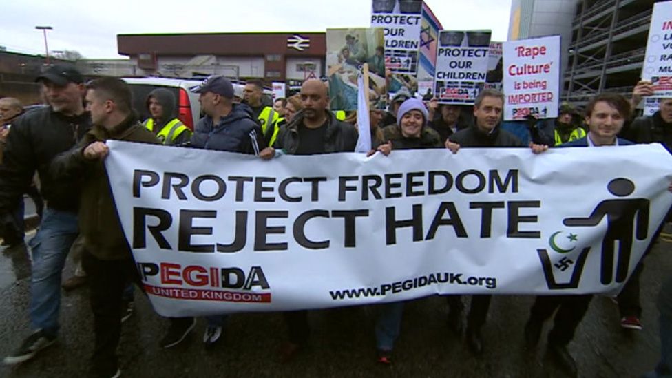 No ban on Rotherham 'anti-Islamisation' march - BBC News