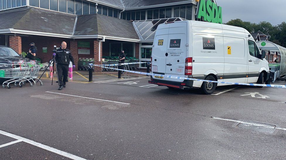 Leeds Asda robbery: Axe-wielding men steal ATM cash - BBC News