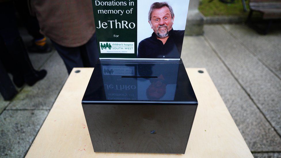 Cathedral funeral for Cornish comedian Jethro - BBC News