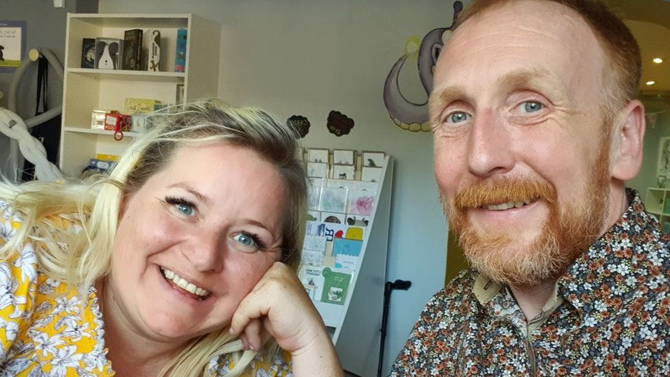 Russell Crowe's £5,000 donation wows Norwich bookshop - BBC News