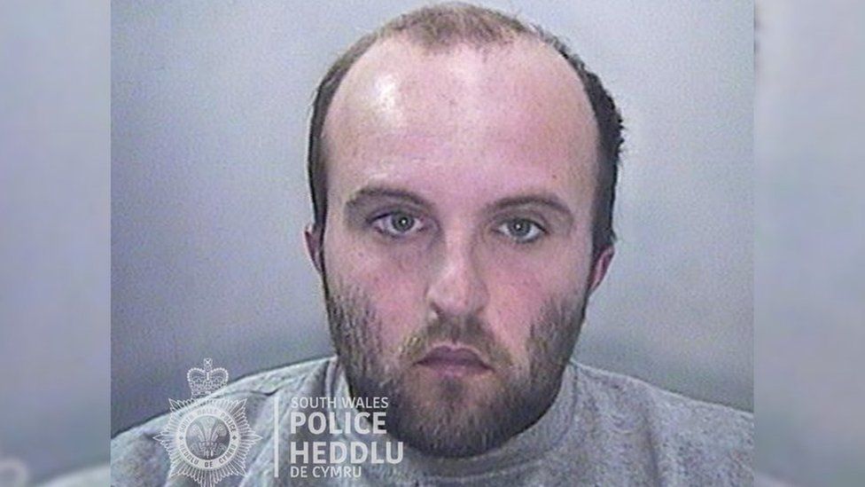 Carcharu dyn dorrodd i mewn i dai i ymosod ar ddwy ddynes - BBC Cymru Fyw