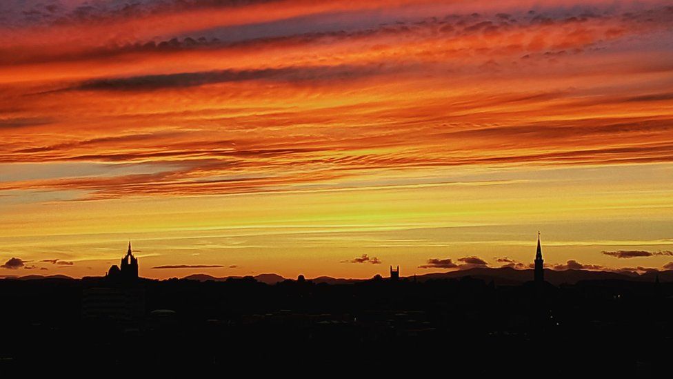 Your pictures: Stunning summer sunset swathes Scotland - BBC News