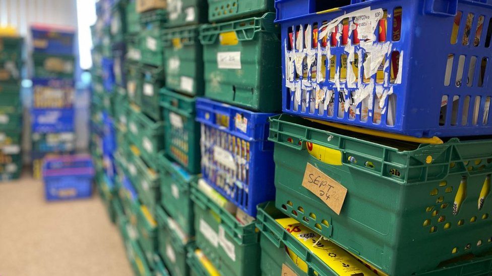 Foodbank adapts to help people struggling with bills stay warm - BBC News