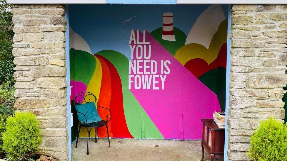 Fowey bus stop gets latest paint job - BBC News
