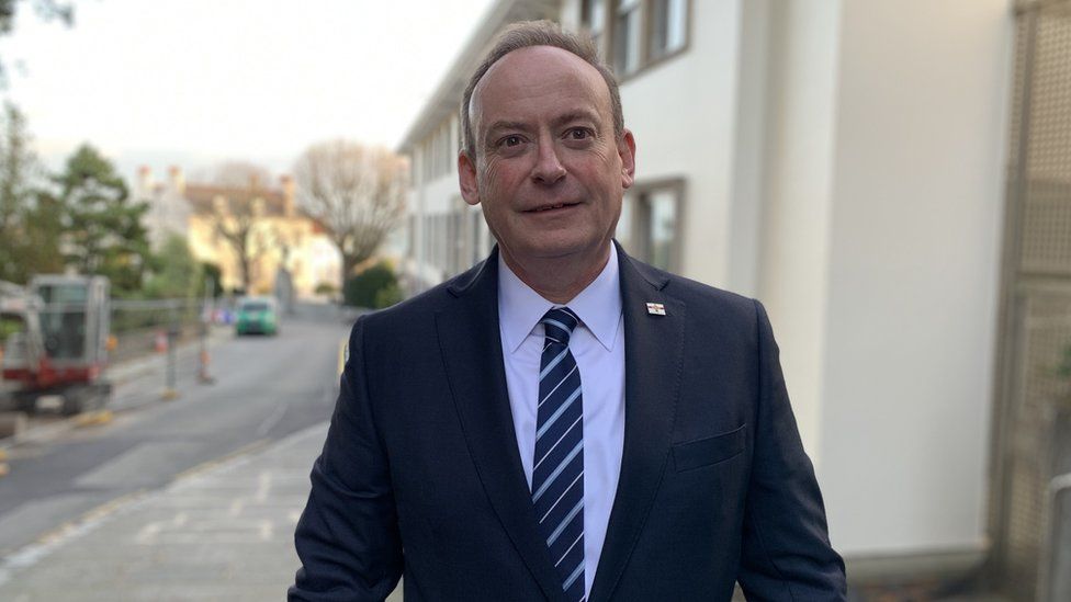 Guernsey States elects Lyndon Trott as senior politician - BBC News