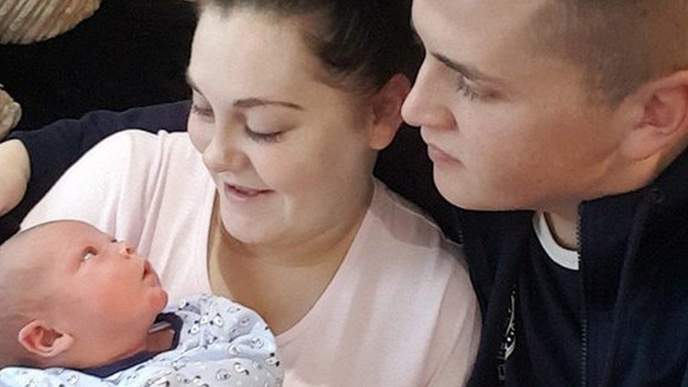 Couple's 'shock' after baby born at roadside in snowstorm - BBC News