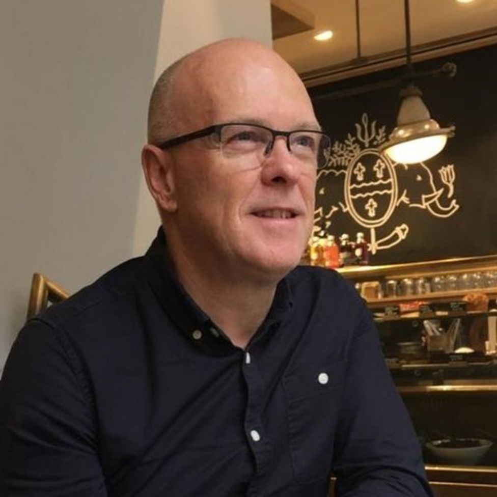 Pum munud gyda'r bardd Gwenallt Llwyd Ifan - BBC Cymru Fyw