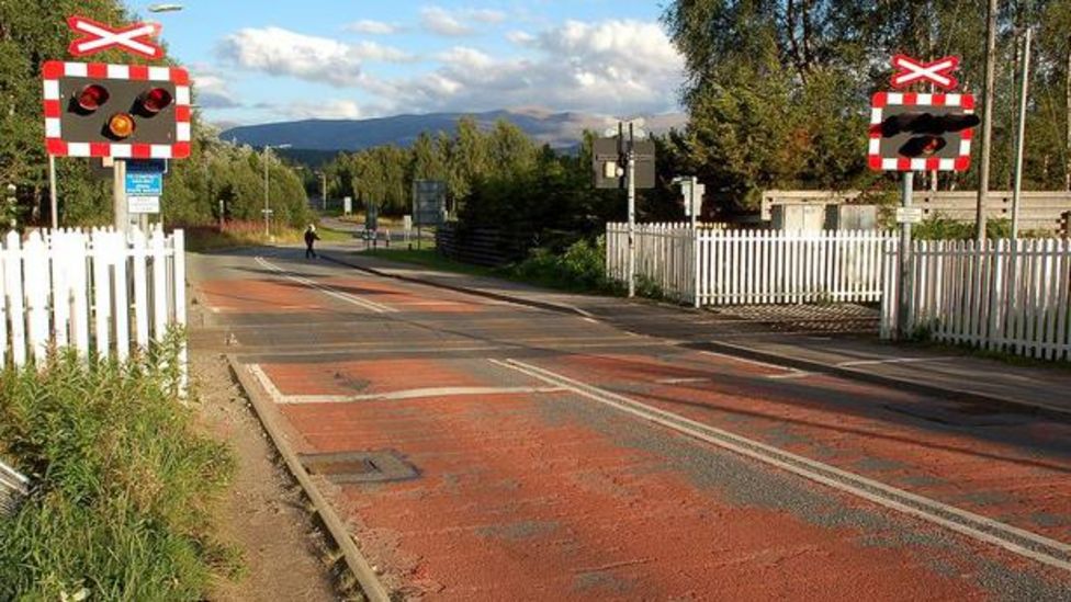 A﻿viemore's Dalfaber Level Crossing to be upgraded - BBC News