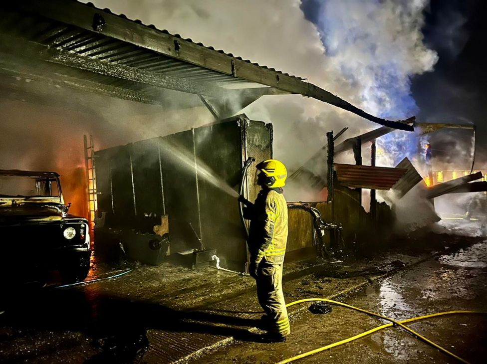 Dorset: Multiple fire crews tackle Hooke barn blaze - BBC News