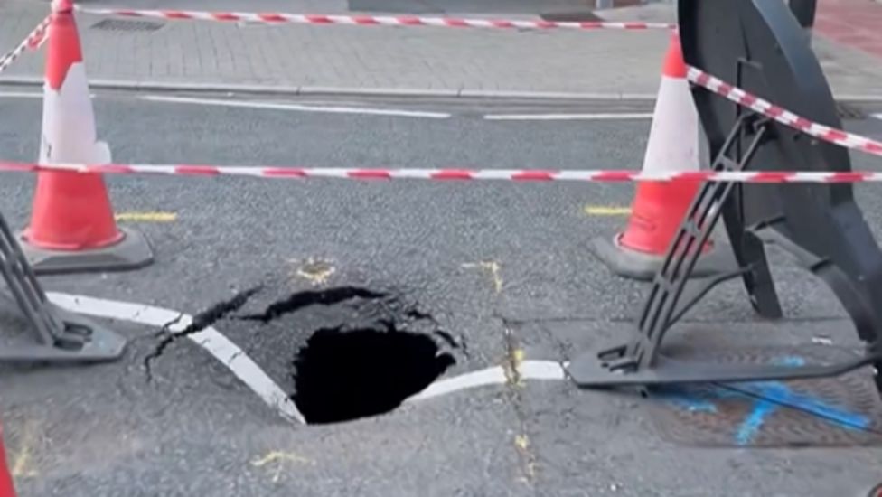 Emergency closure in place over hole in Hinckley road - BBC News