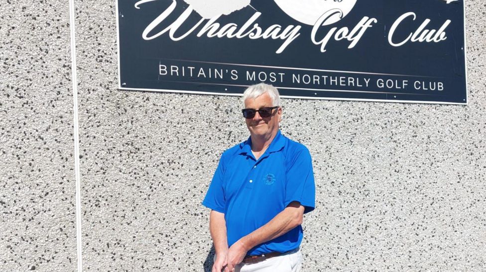 Long way round: Golfer celebrates playing every Scottish course - BBC News