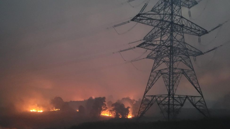 Highland fire crews battle wildfire near Cannich - BBC News