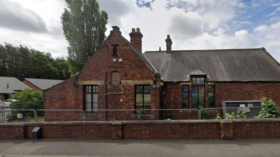 Washington housing for vulnerable adults officially open - BBC News