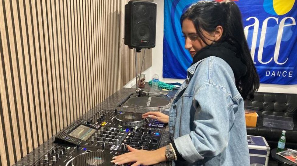 Sheffield DJ launches free mixing courses for unemployed - BBC News