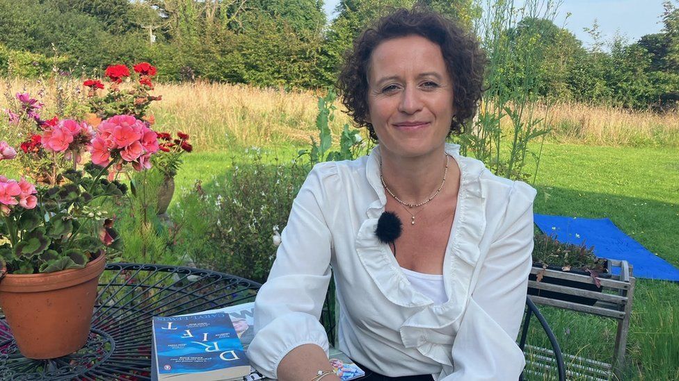 Cyngor Llyfrau Cymru i 'gefnogi llai o lyfrau Cymraeg' - BBC Cymru Fyw