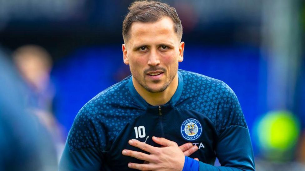 Antoni Sarcevic to leave Stockport County - BBC Sport