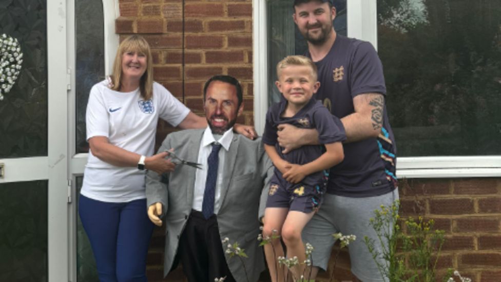 Rugby family recycle Santa dummy into Gareth Southgate replica - BBC News